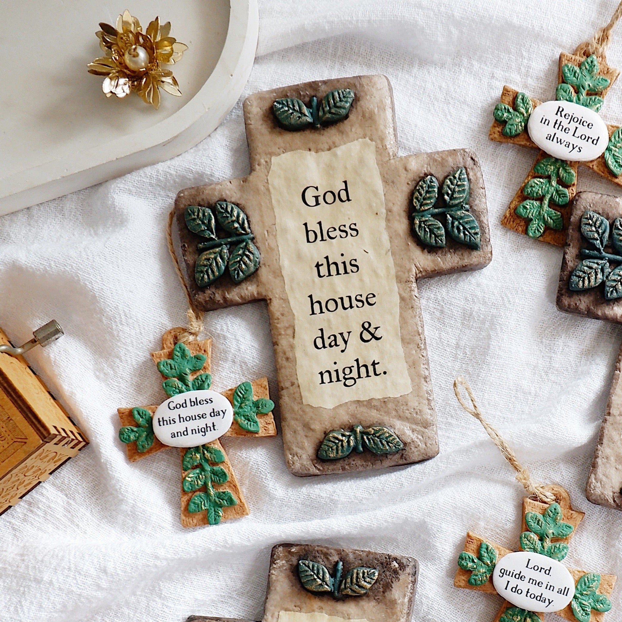 Ivy Cross | Original Resin Deco Cross | papemelroti